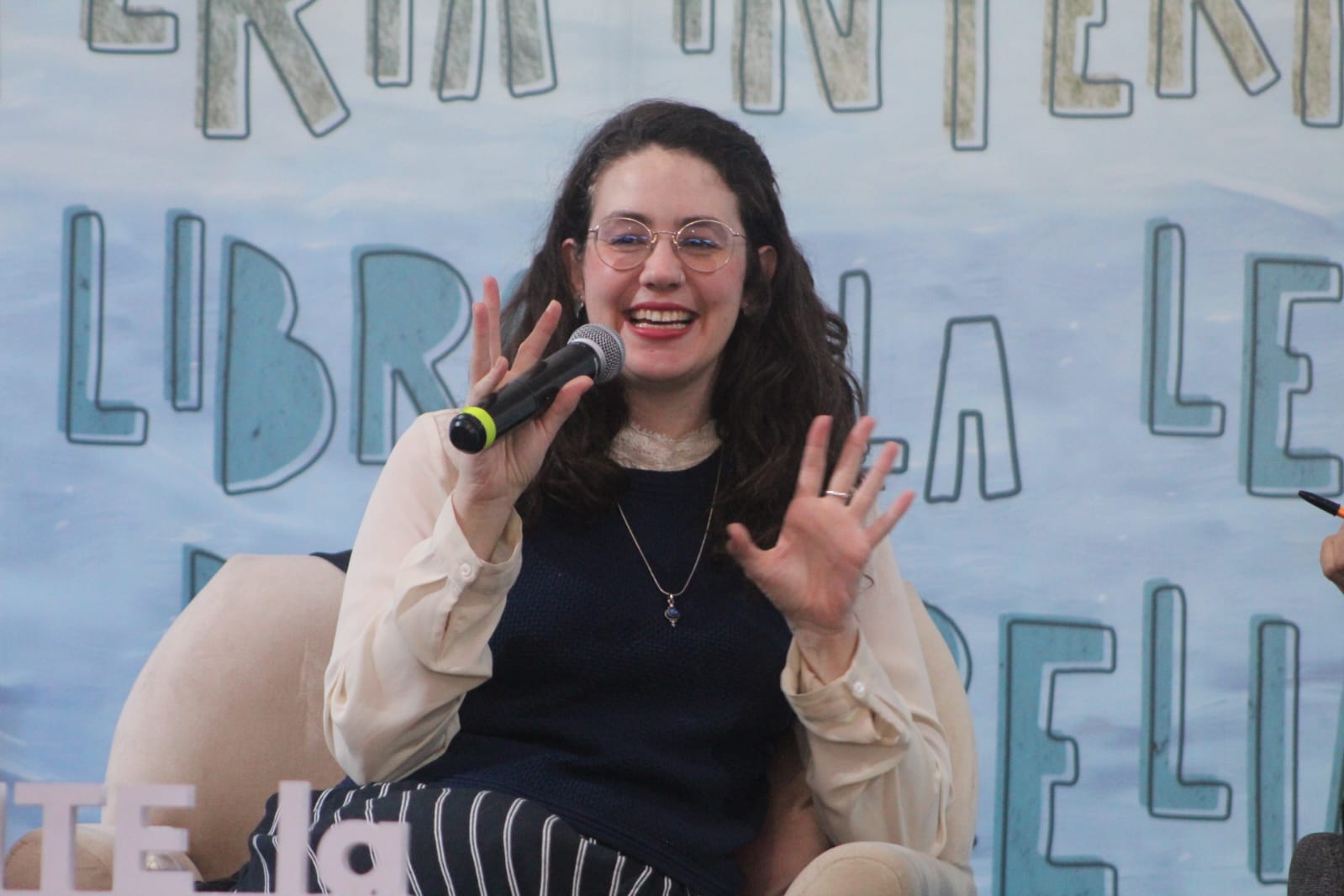 Andrea Chapela se presenta con gran audiencia en la FILLM